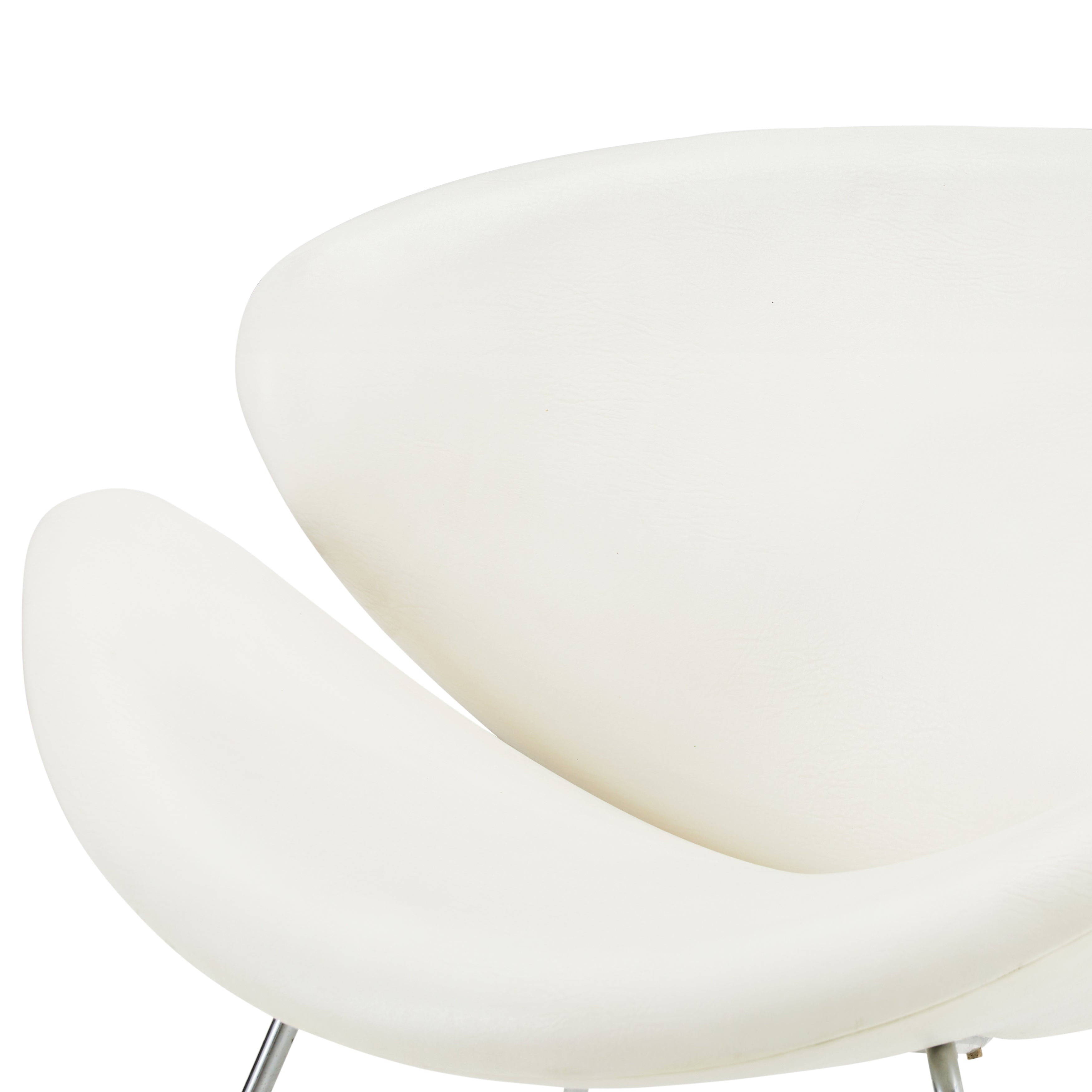 White Paulin Oval Slice Chair - Gil & Roy Props